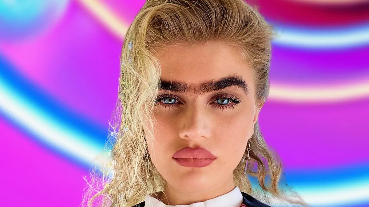 Vous vous souvenez de la fille avec le monosourcil énorme ? C'est comme ...