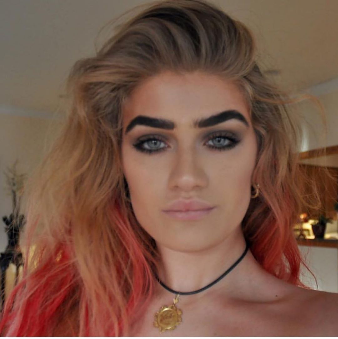 Vous vous souvenez de la fille avec le monosourcil énorme ? C'est comme ...