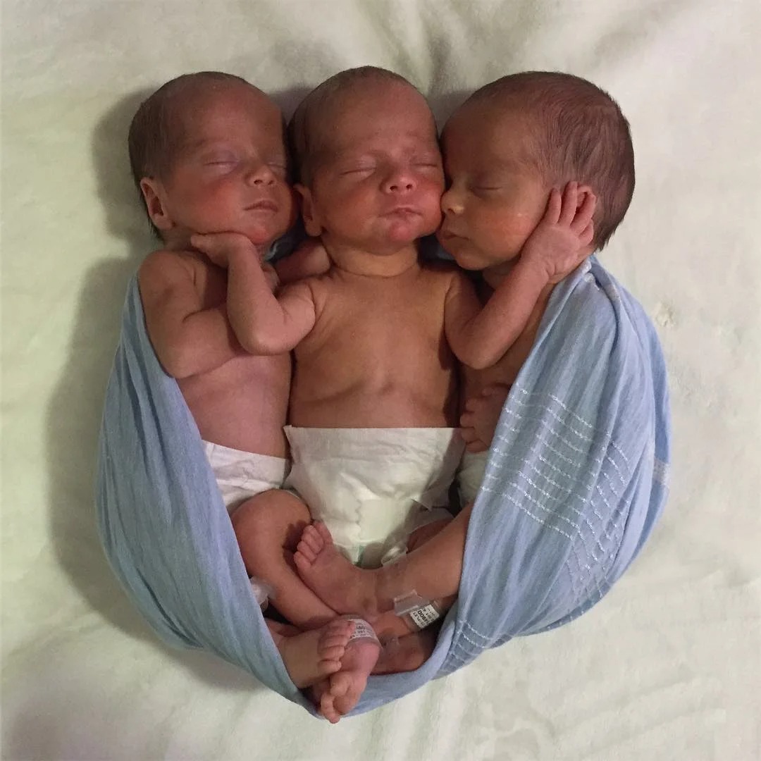 Les triplés identiques originaires d'Angleterre ont maintenant cinq ans. Comment sont-ils ...