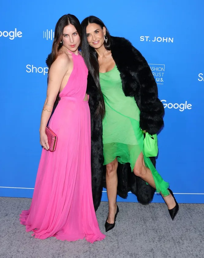 Les célébrités en robes au décolleté provocant : Demi Moore et sa fille ...