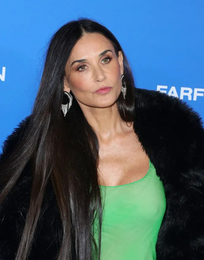 Les célébrités en robes au décolleté provocant : Demi Moore et sa fille ...