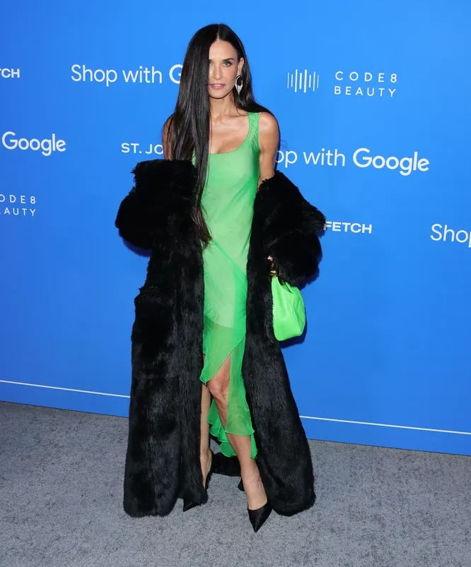 Les célébrités en robes au décolleté provocant : Demi Moore et sa fille ...