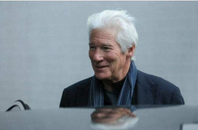 ''Grand-père ordinaire'' : les paparazzis photographient Richard Gere ...