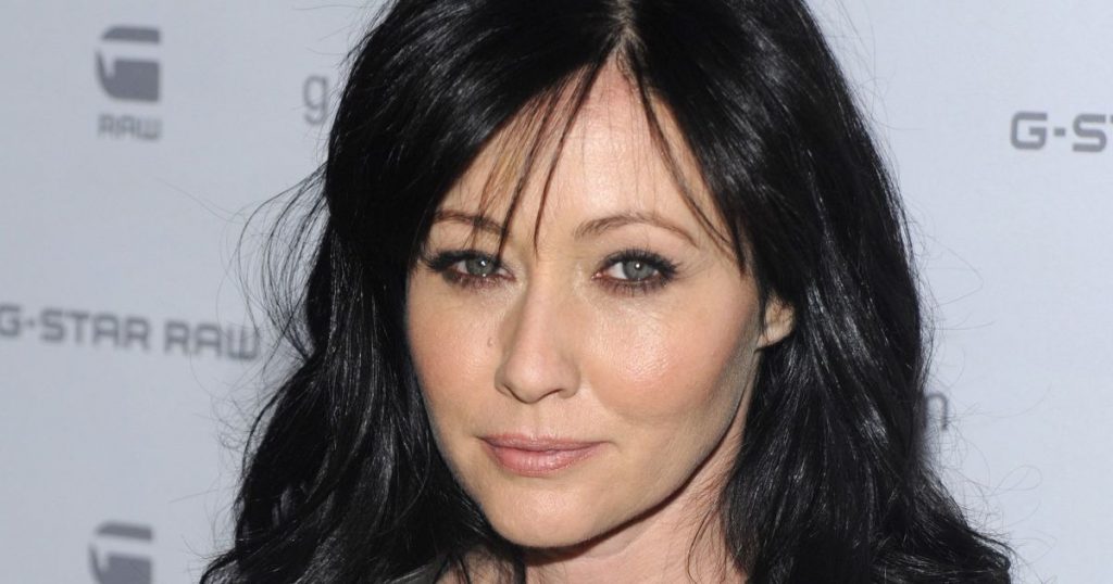 Elle pleure pendant le traitement. Shannen Doherty a effrayé ses fans ...